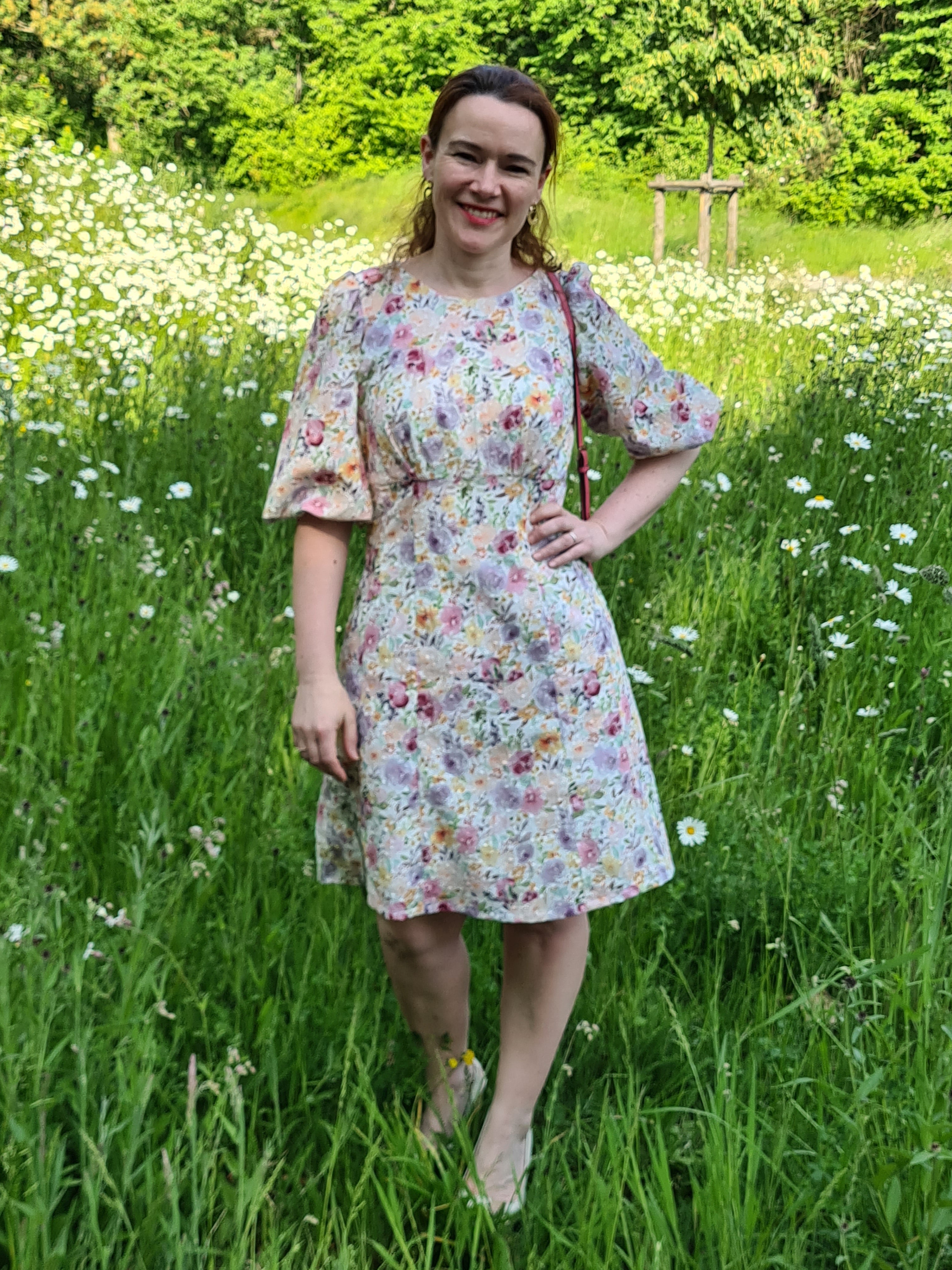 Je couds la robe Angela de Atelier Bernie dans un joli coton brodé – C ...