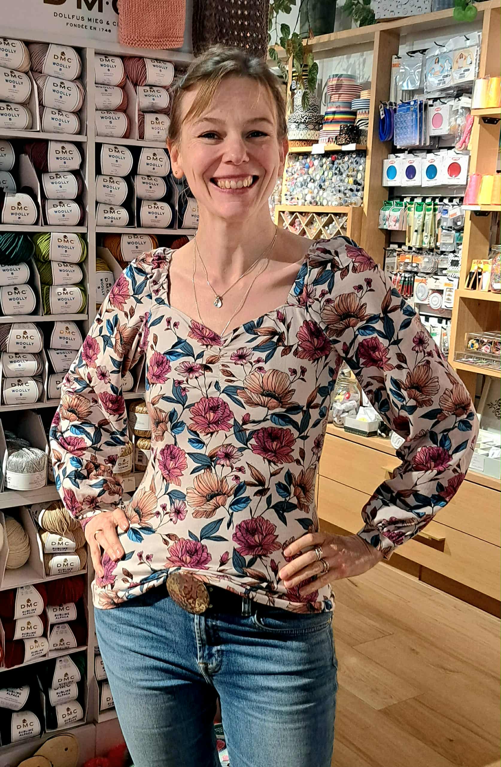 Marie Hélène coud le tee-shirt Touraco de Instinct Couture – C'est du Joly