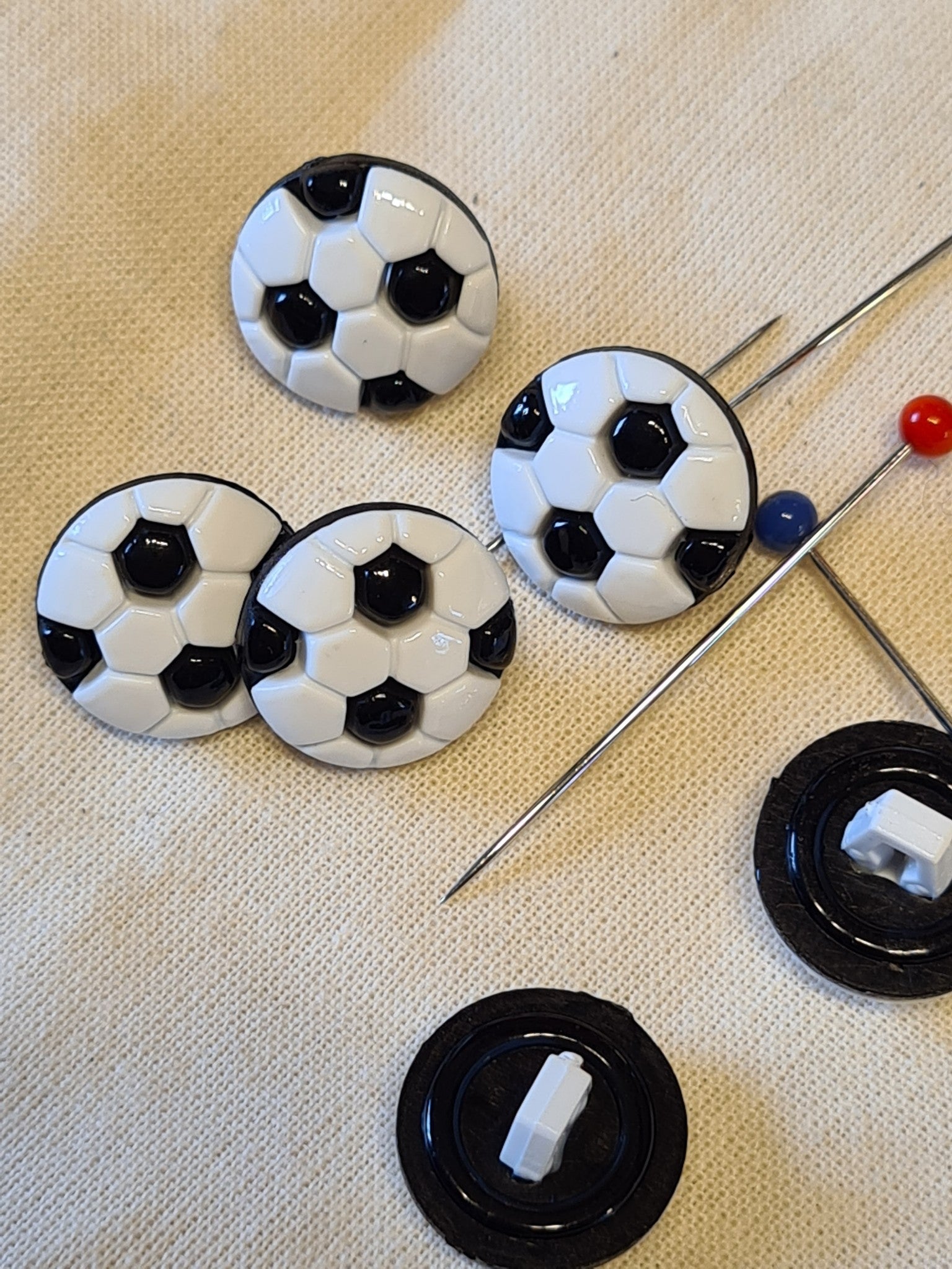 Boutons "Ballon de foot" blanc 13mm à pied (prix à la pièce) – C'est du ...